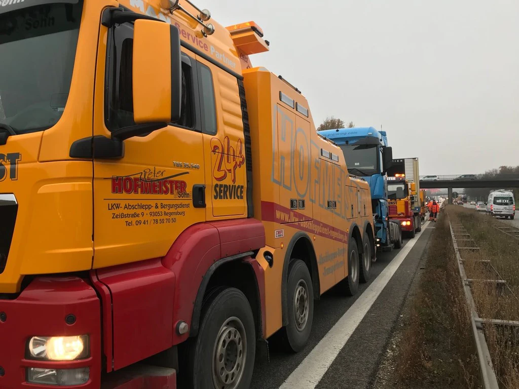 Regensburg: LKW-Unfall sorgt für kilometerlangen Stau auf der A3 | TVA Regensburg: LKW-Unfall sorgt für kilometerlangen Stau auf der A3 | TVA