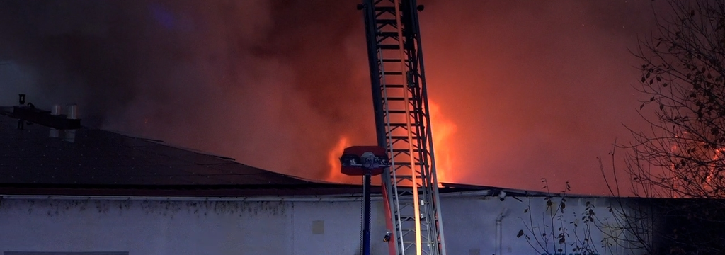 Neutraubling: Brand einer Lagerhalle | TVA