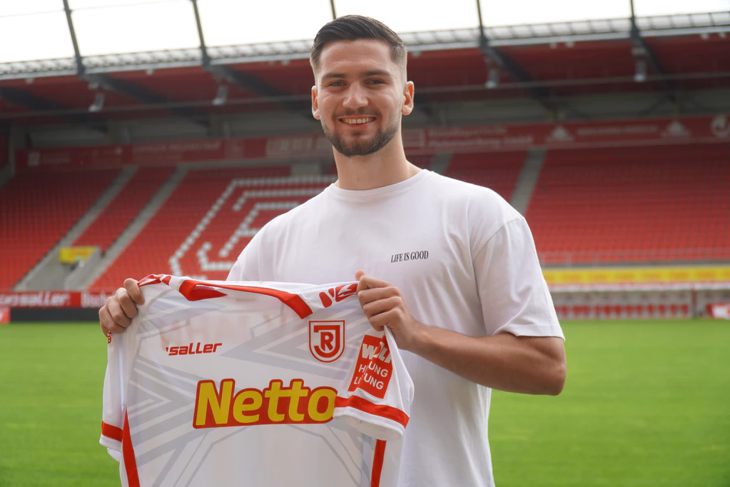 Christian Schmidt erhält Profivertrag beim SSV Jahn Regensburg | TVA