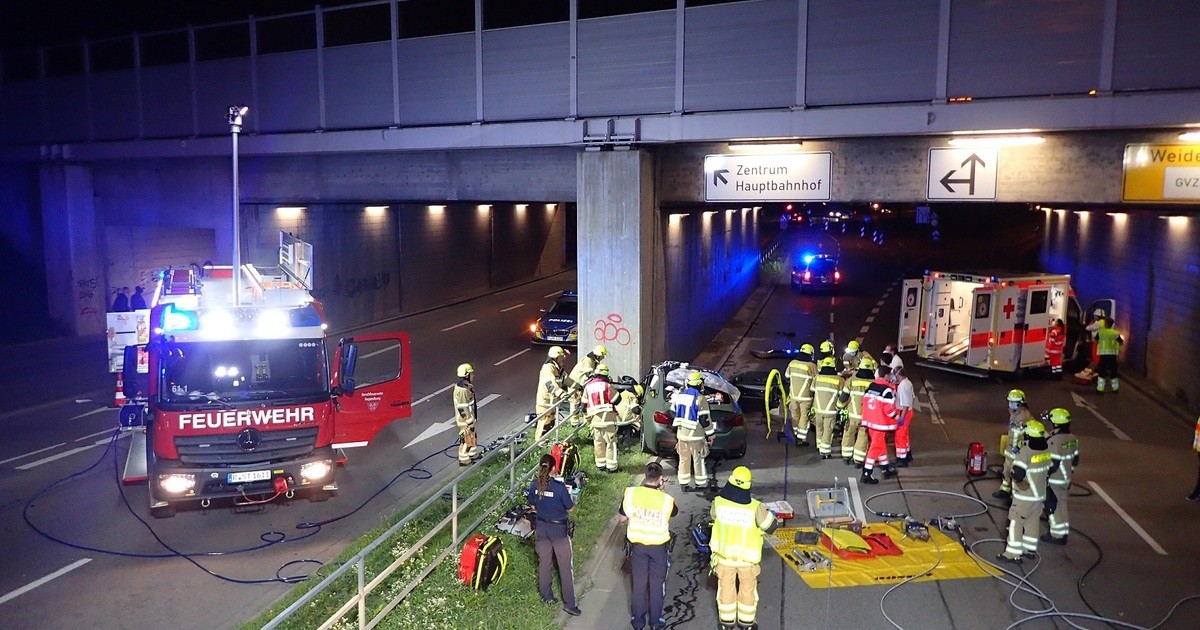 Schwerer Unfall in Regensburg: Auto prallt gegen Brückenpfeiler | TVA Schwerer Unfall in Regensburg: Auto prallt gegen Brückenpfeiler | TVA