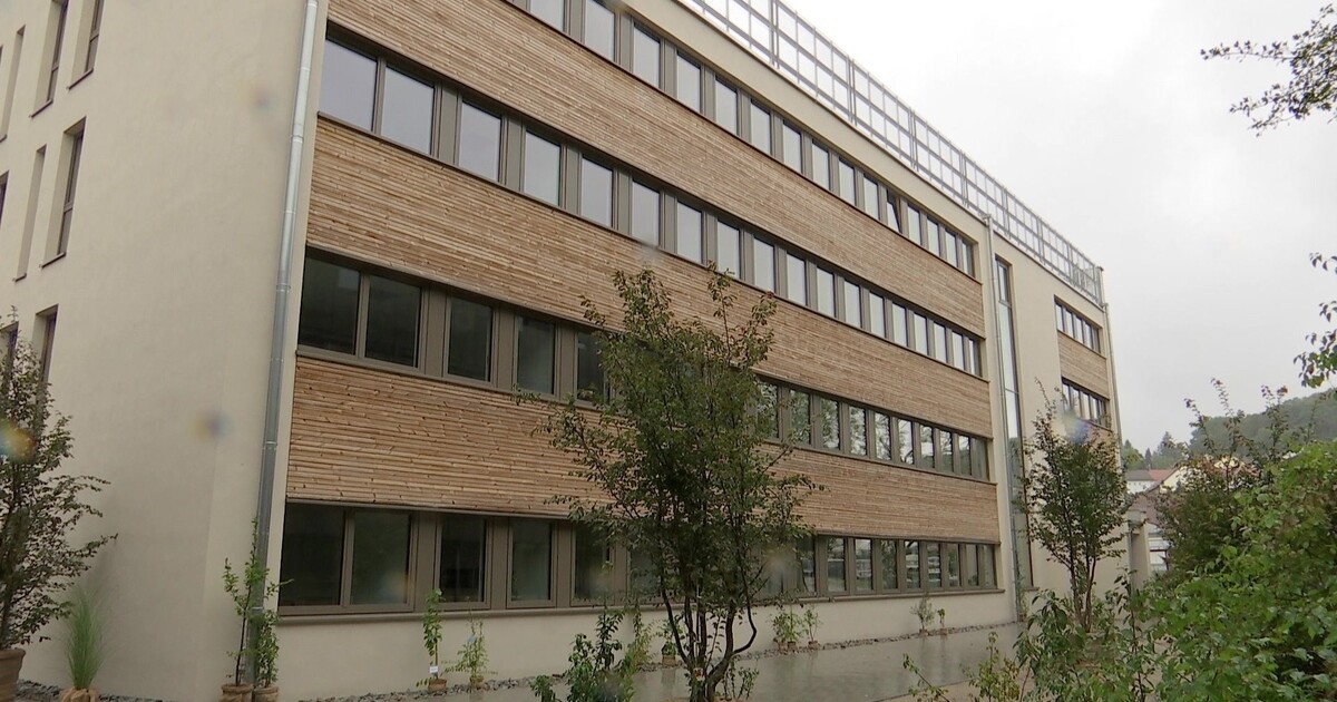 Erweiterungsbau des Landratsamts Cham eingeweiht | TVA